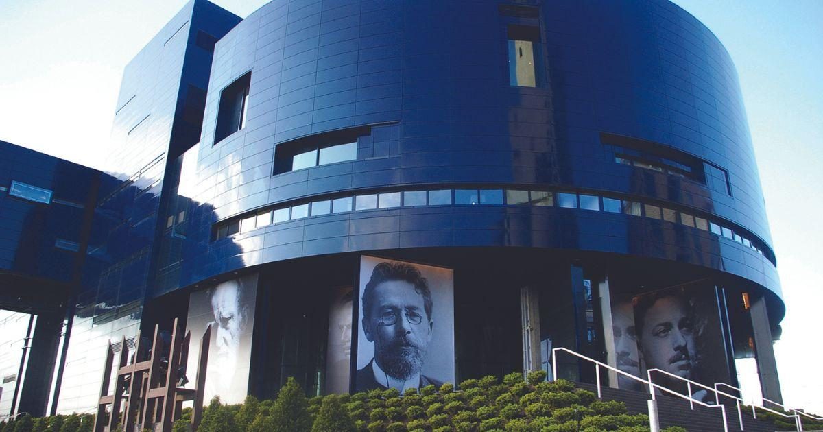 See a Show At The Guthrie Theater | Meet Minneapolis | Meet Minneapolis